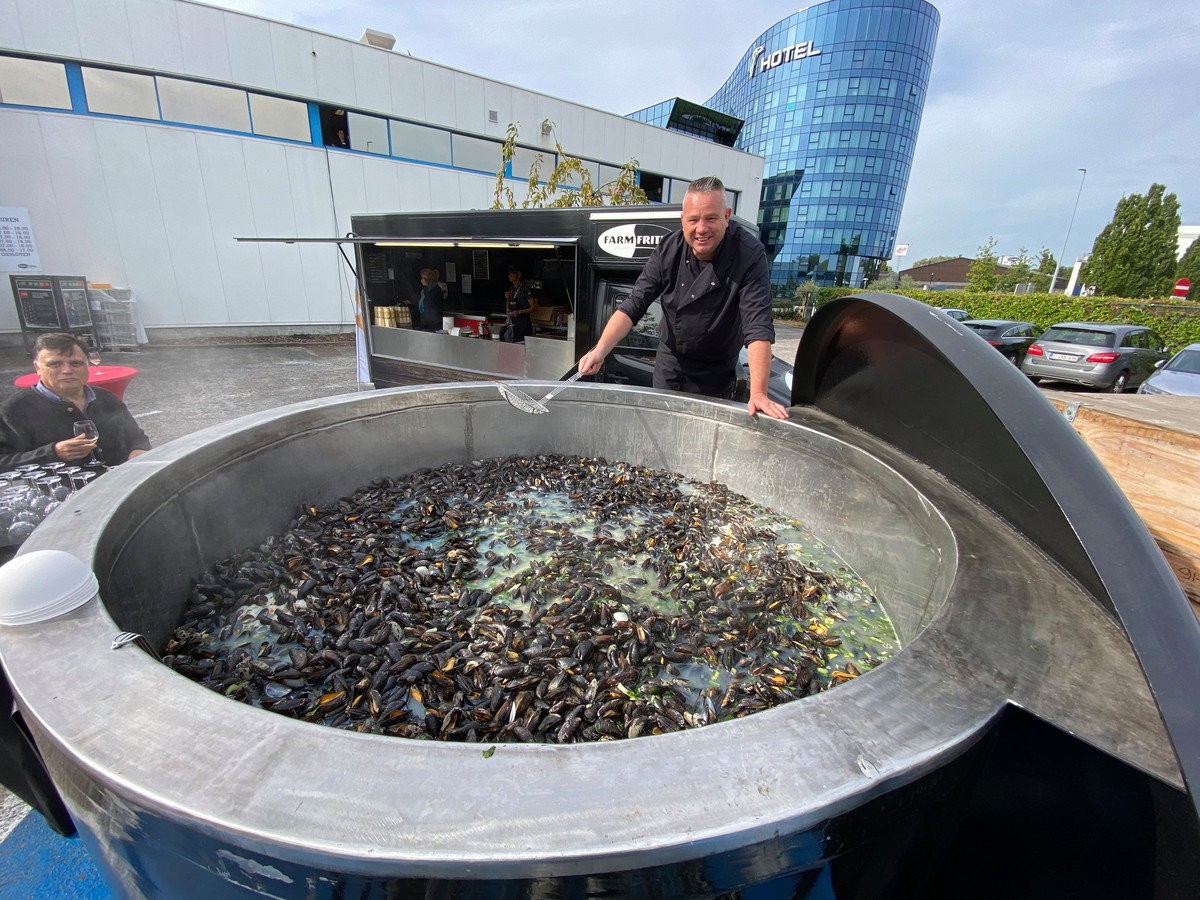 Gratis mosseltjes uit grootste mosselpot ter wereld: “100 kilo tegelijk ...