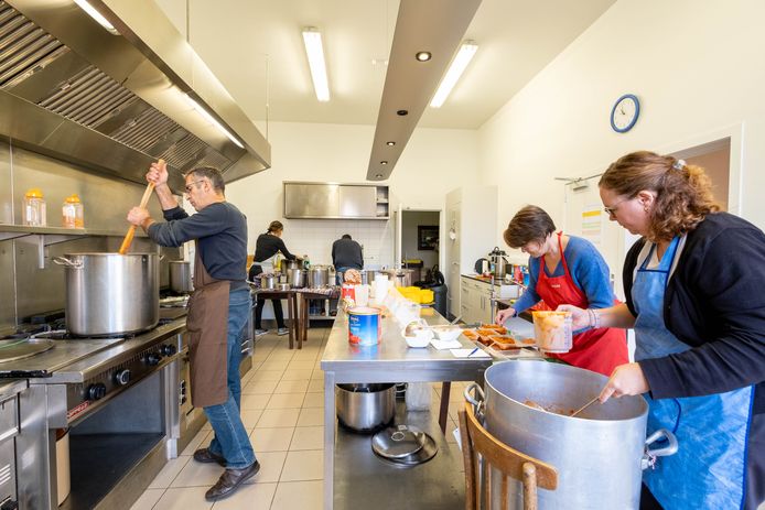 Team ‘8 op een rij!’ maakt en verkoopt 1.100 liter spaghetti voor Kom ...