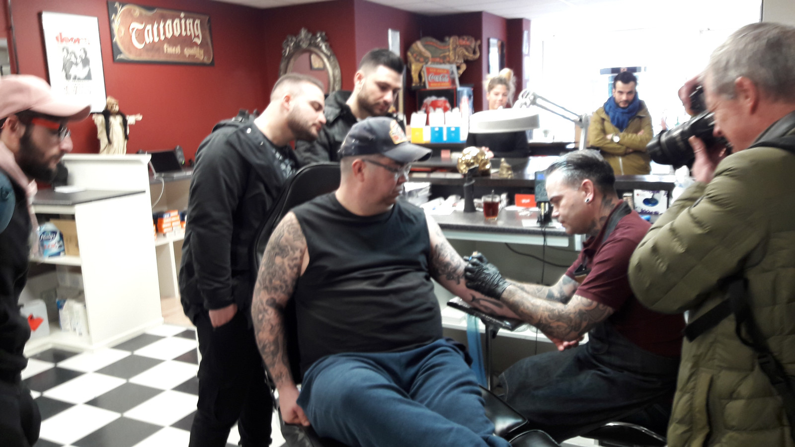 In de kou door corona: Osse tatoeëerders móeten dicht maar krijgen geen ...