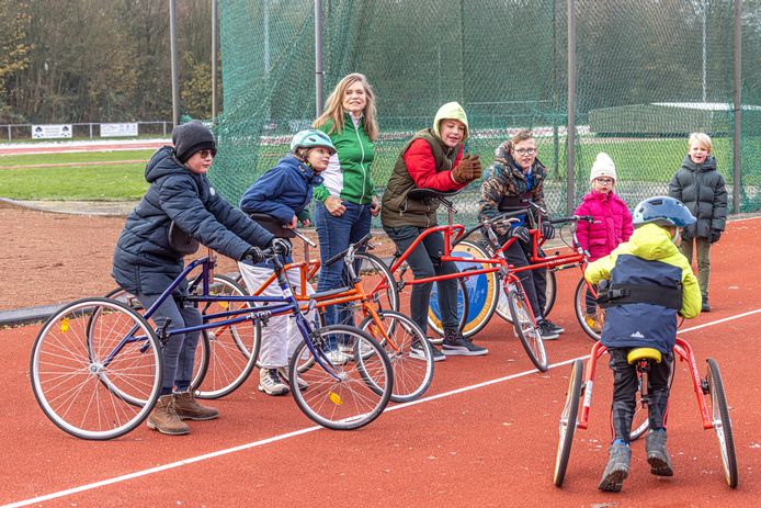 Dankzij speciaal loopframe kunnen deze kinderen samen sporten bij ...