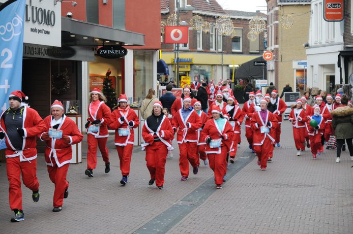 Santarun-show kleurt dit jaar ’s-Gravenzande rood: In kerstmannenpak ...