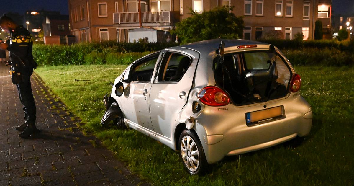Automobilist ramt lantaarnpaal en raakt gewond, voertuig total loss ...