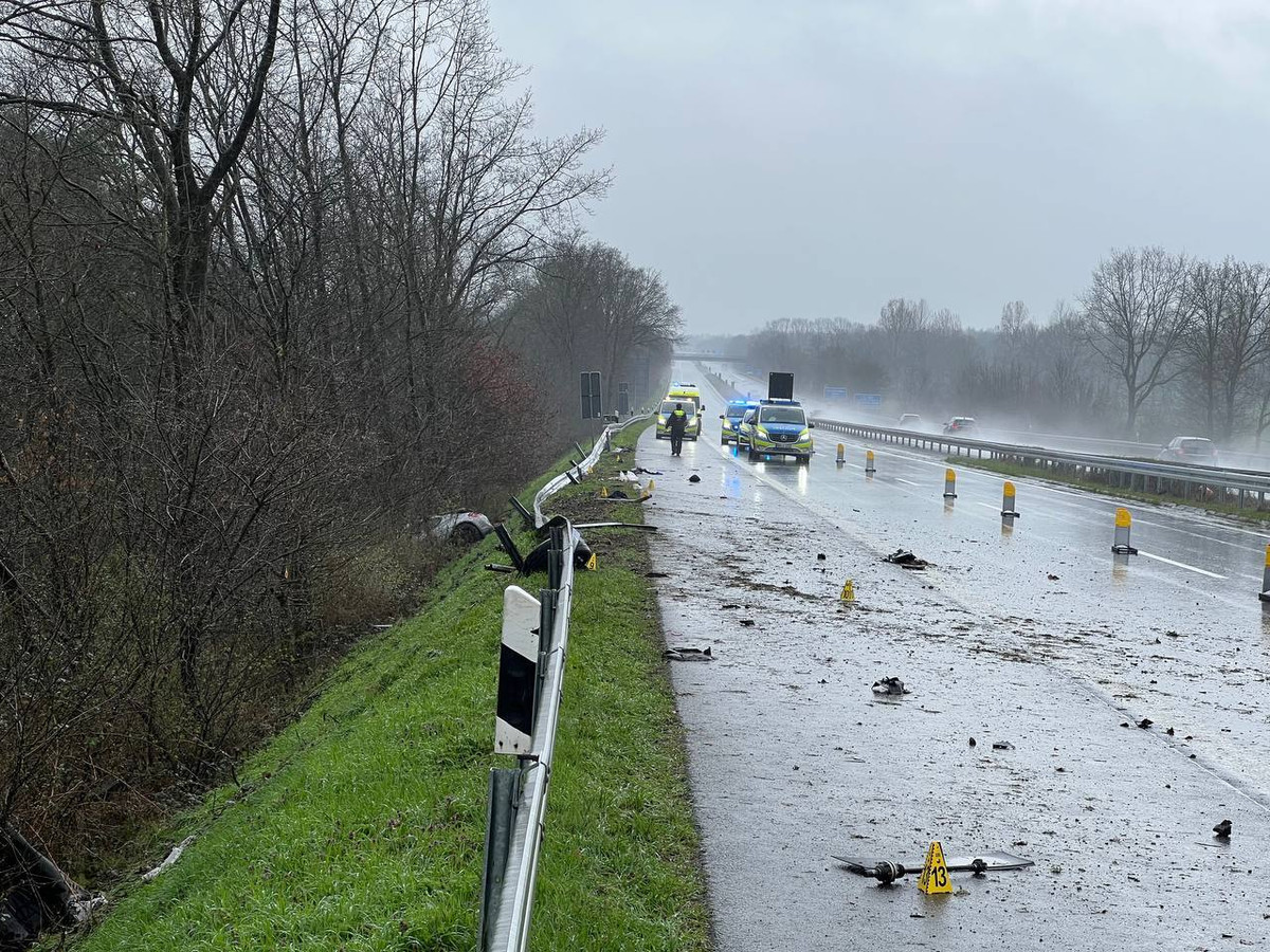 Politie na Porsche-ongeluk met vier doden: ‘Mogelijk aquaplaning én ...