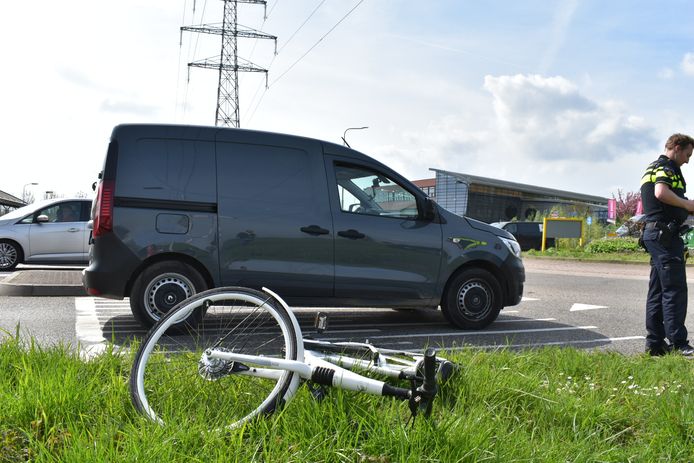 Botsing tussen auto en e-bike, fietser naar het ziekenhuis | Overbetuwe ...