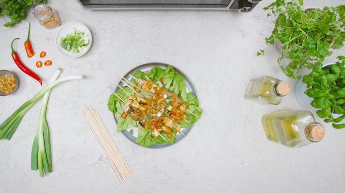 Keukenheks: Zo rijg je satés veel makkelijker en sneller aan een stokje ...