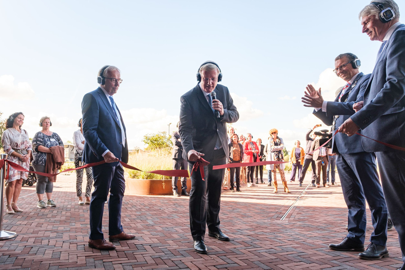 ‘Silent disco’-achtige opening van Saxenburg Medisch Centrum in ...