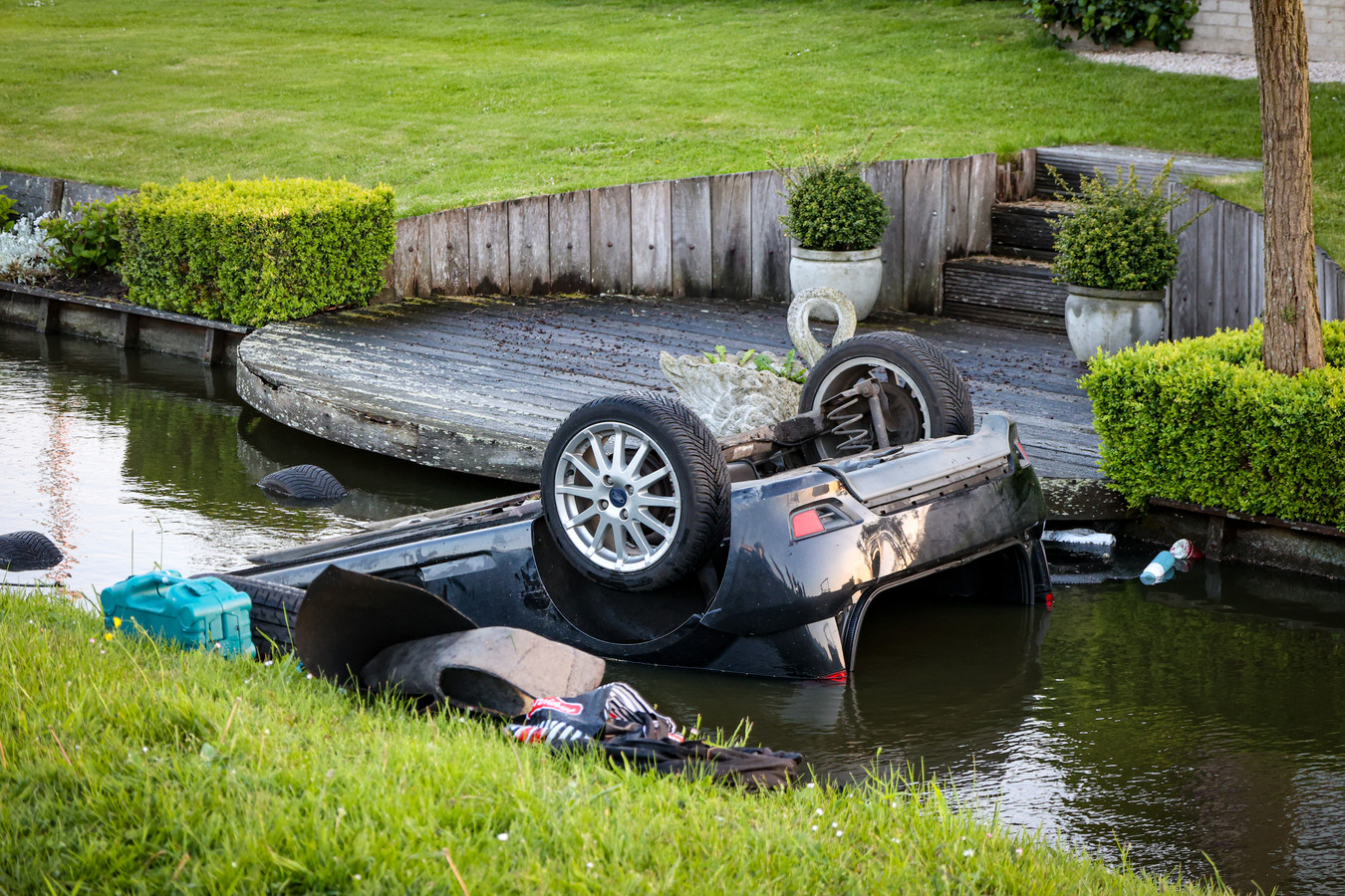 Auto met drie jonge mannen vliegt uit de bocht en belandt ondersteboven ... Auto met drie jonge mannen vliegt uit de bocht en belandt ondersteboven ...