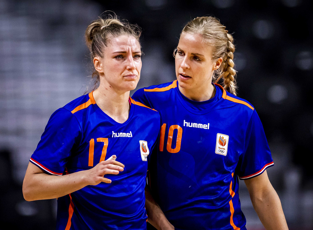 Handbalster Nycke Groot neemt snikkend afscheid: 'Dit doet zo ...