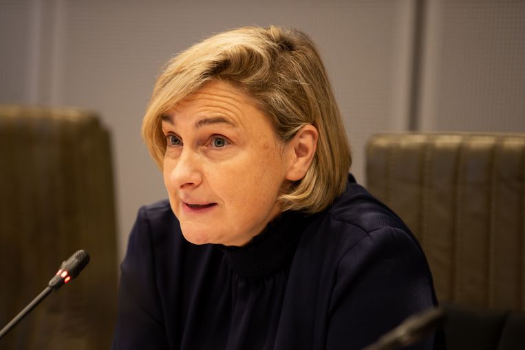 Vlaams minister Hilde Crevits (cd&v) vier weken langer buiten strijd ...