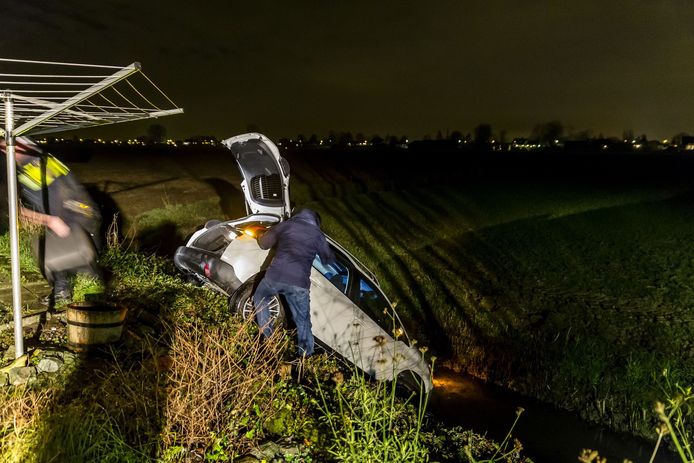 Engels sprekende man rijdt na doodlopende weg sloot in bij Hank ...