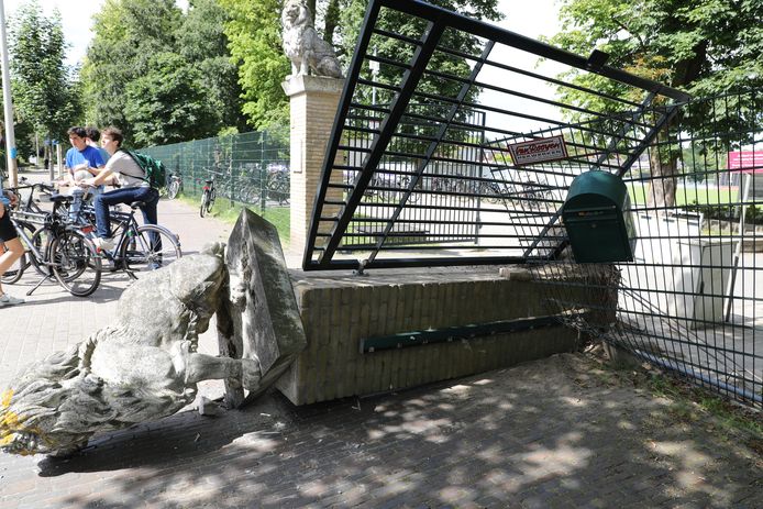 Stenen leeuw op sokkel sneuvelt op terrein KHC&VV HVV | Den Haag | AD.nl