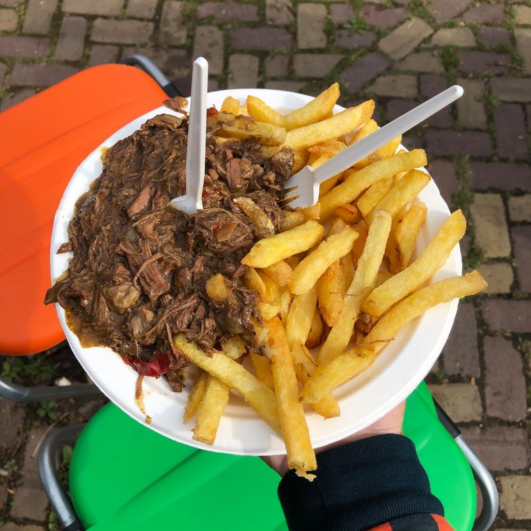 Het frietpatatje stoofvlees van Eiburgh Snacks: een heel grote portie ...