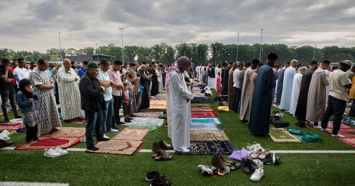 Duizenden biddende moslims in Eindhoven luiden Offerfeest in: ‘Het ...