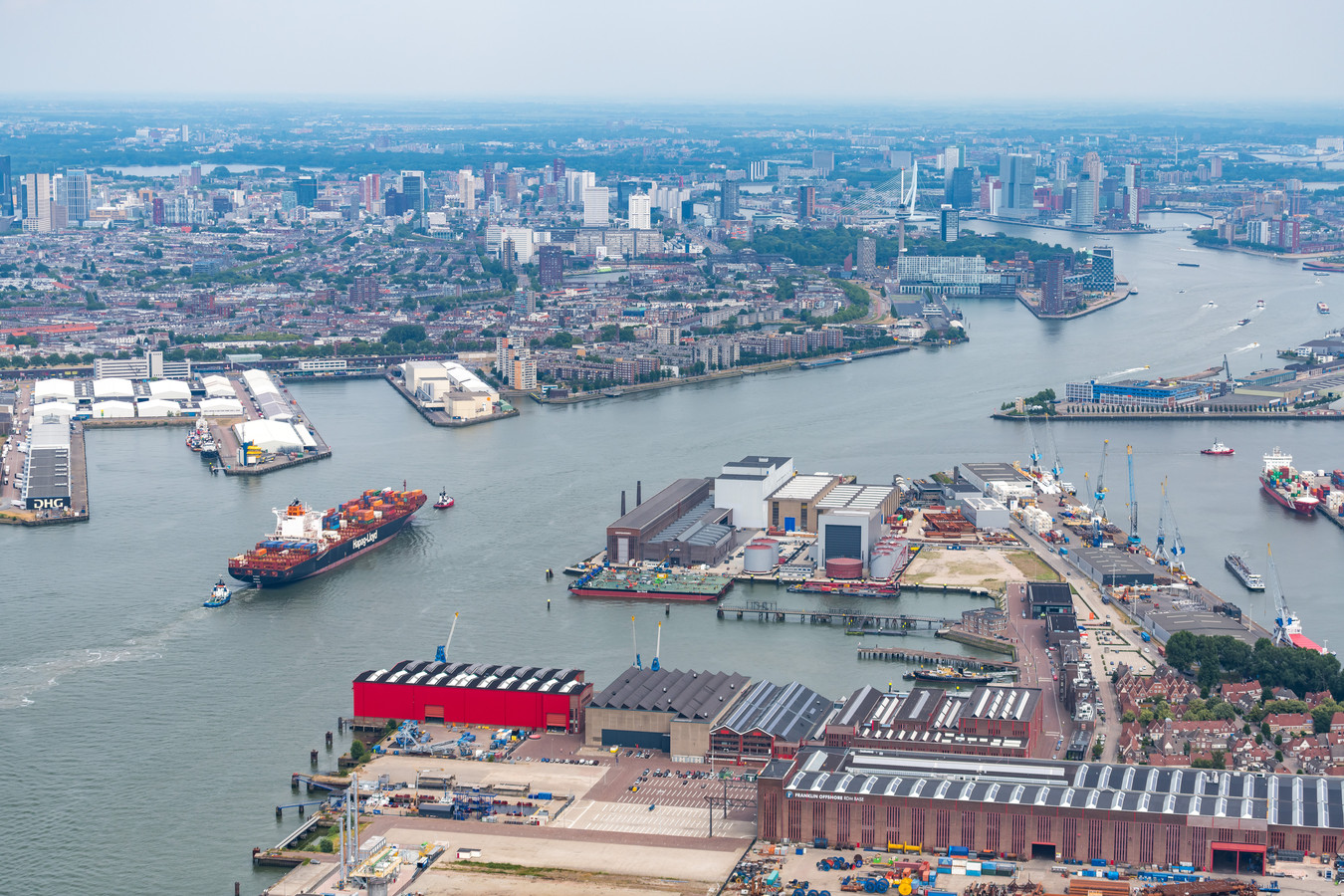 Drukte op Rotterdamse wateren: cruiseschip meert aan in de Merwehaven ...
