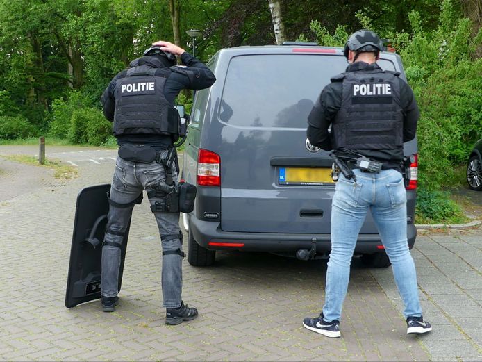 Ondersteuningsgroep politie houdt persoon aan in Enschede, onder andere ...