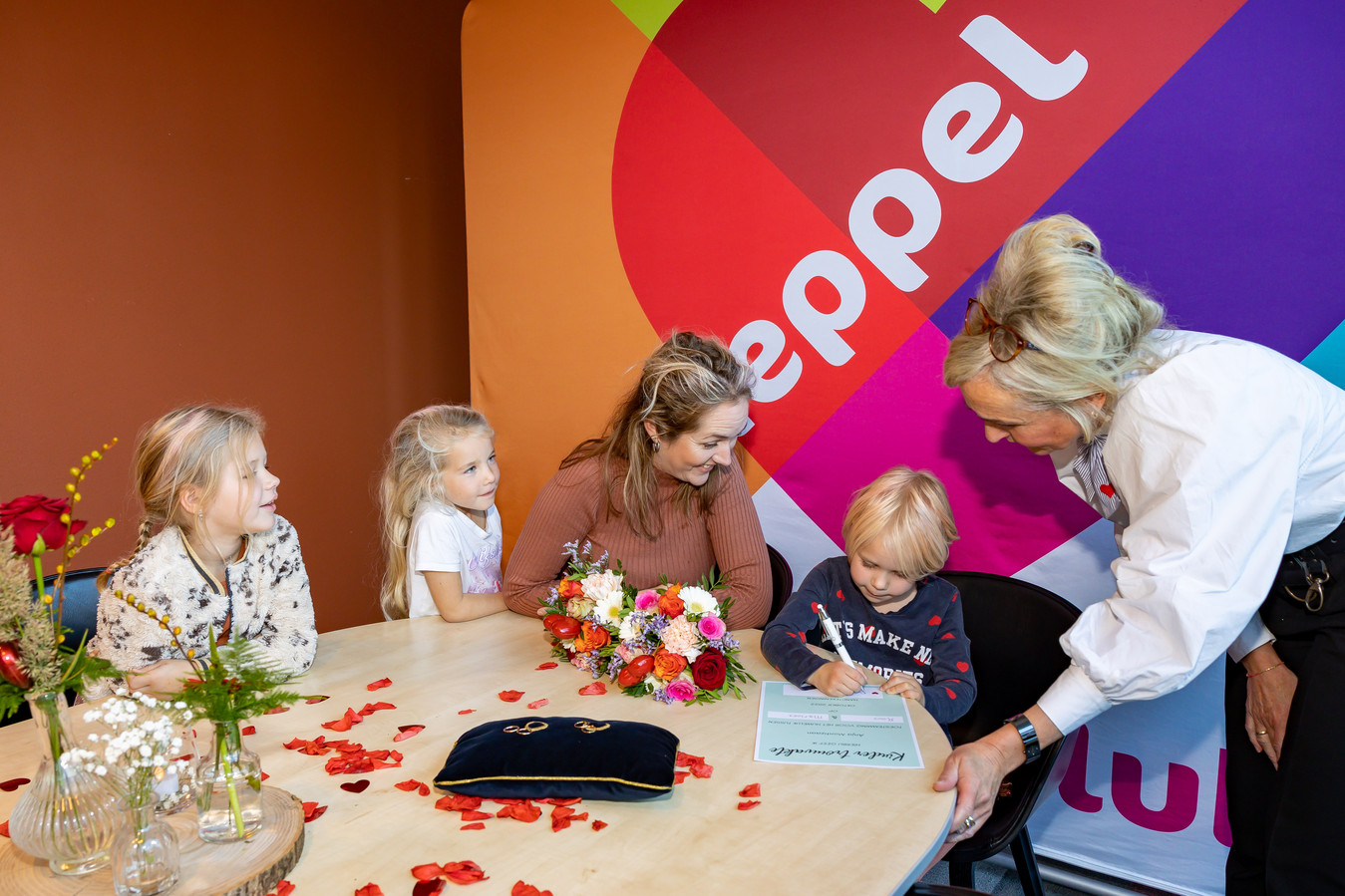 Een echte ring én een trouwakte: dochter Roos en mama Marloes geven ...