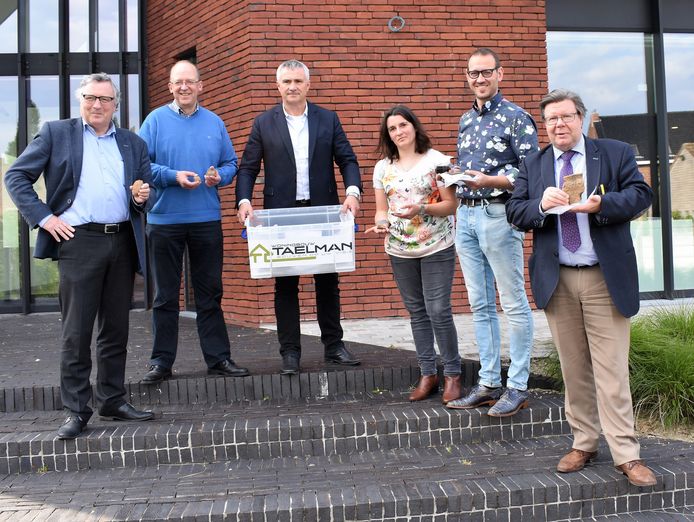 Gemeentearchief krijgt archeologische vondsten cadeau | Dentergem | hln.be