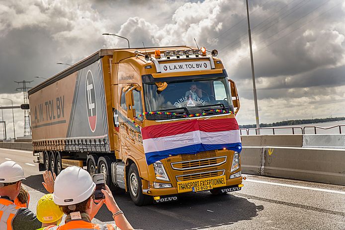 Chauffeur Bart opent na maandenlange afsluiting de Haringvlietbrug ...