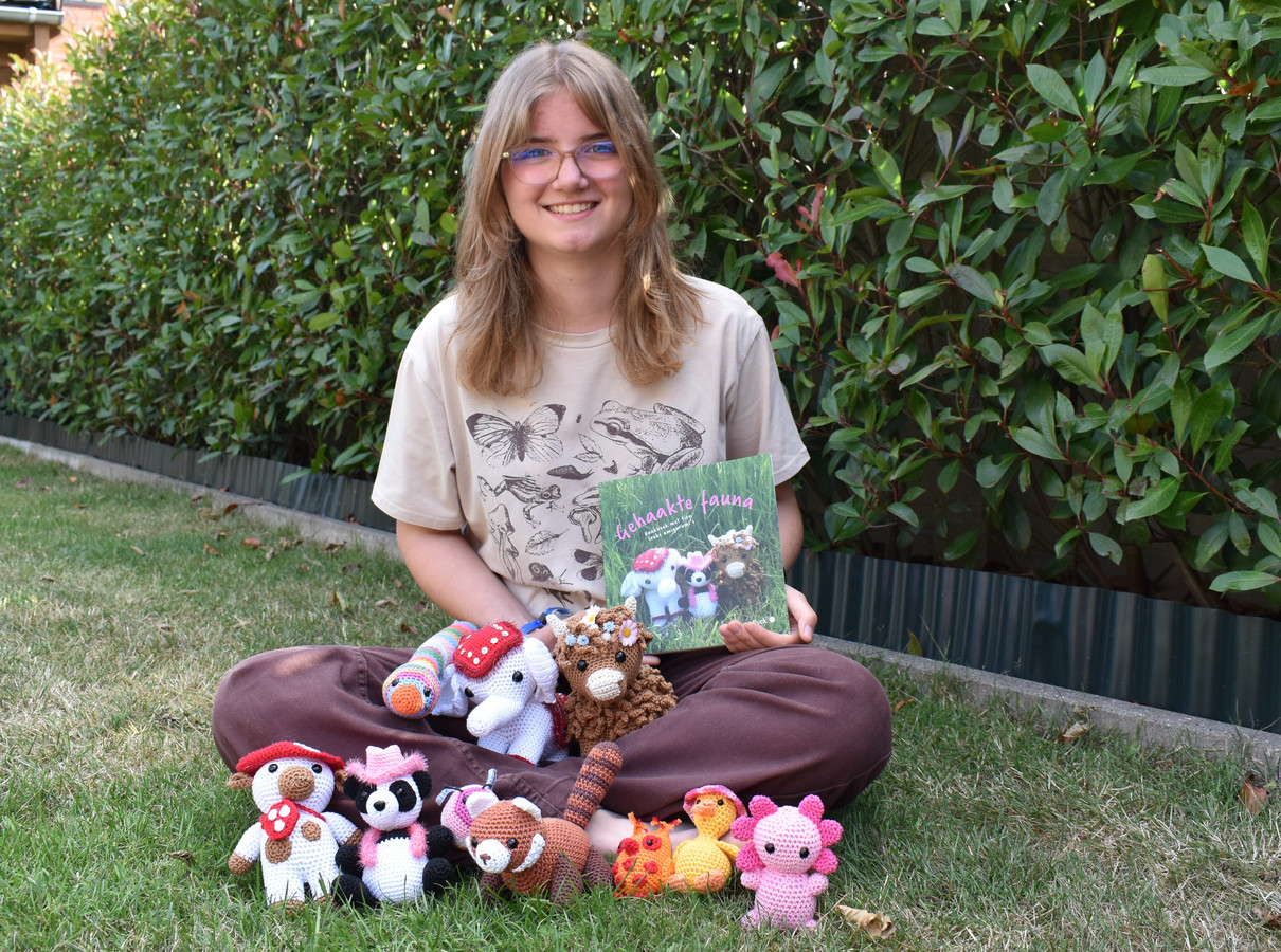 Lore (15) brengt boek uit met unieke haakcreaties: “Ik haakte zelfs al ...