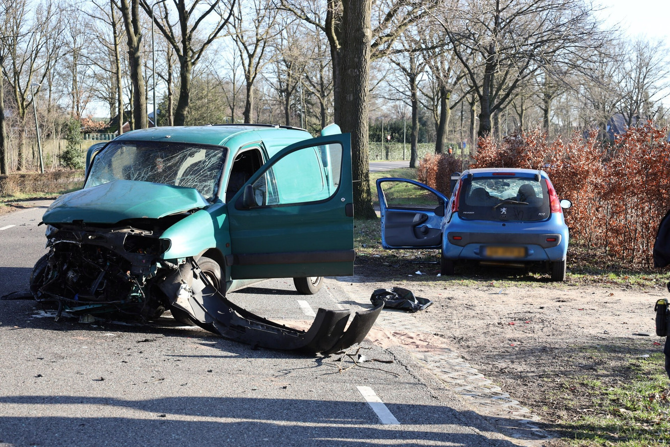 Drie gewonden bij frontale botsing tussen twee auto’s in Erp | Foto | ed.nl