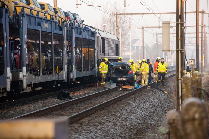 Aanrijding auto op overweg: geen spoorverkeer tussen Schellebelle en ...