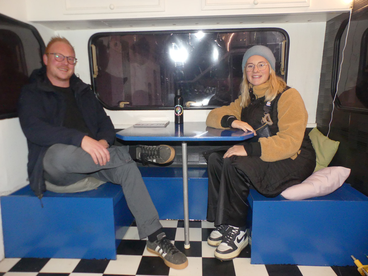 Jeugdopbouwwerkers trekken naar jongeren met luistercaravan: “Sinds de ...