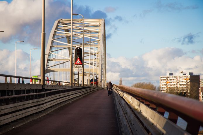 Merwedebrug is met noodmotoren dicht gekregen | Dordrecht | AD.nl