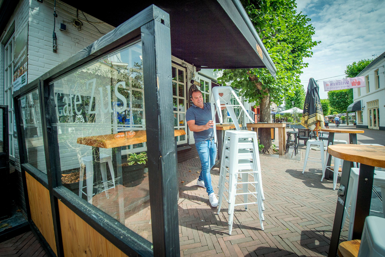 ‘Coronaproof’: Het terras van café Zus mag weer open | Foto | AD.nl