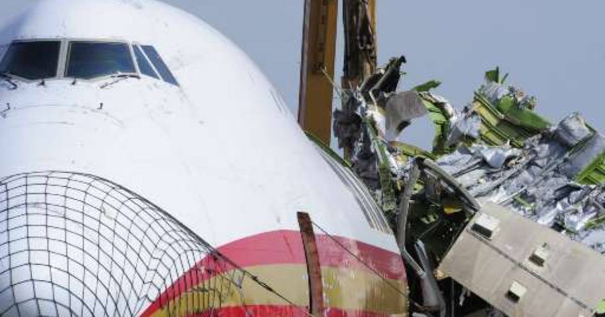 Staart van gecrashte Boeing 747 wordt verwijderd | Binnenland | hln.be