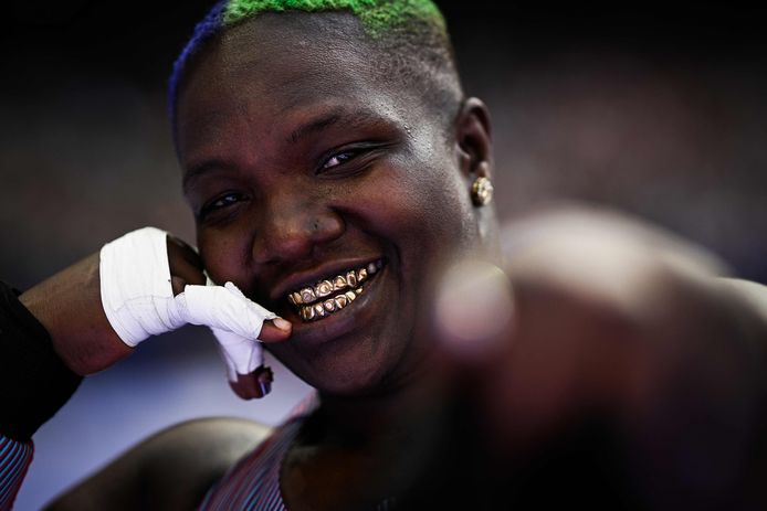 Non-binaire 'The Hulk' kleurt atletiekbaan: dit verhaal gaat schuil ...