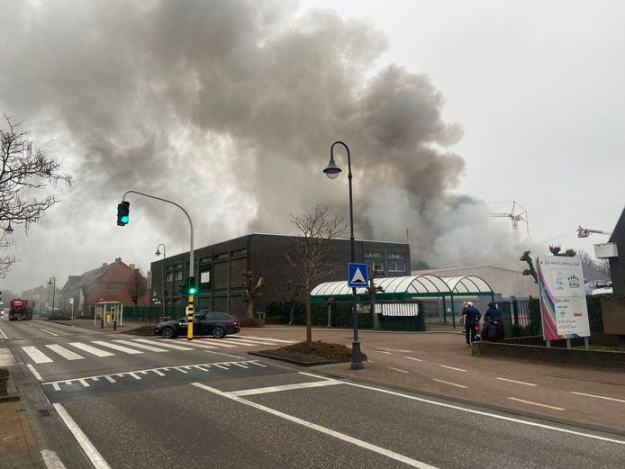 Uitslaande brand in school in Heusden: enkel leegstaand gedeelte getroffen | Heusden-Zolder | hln.be