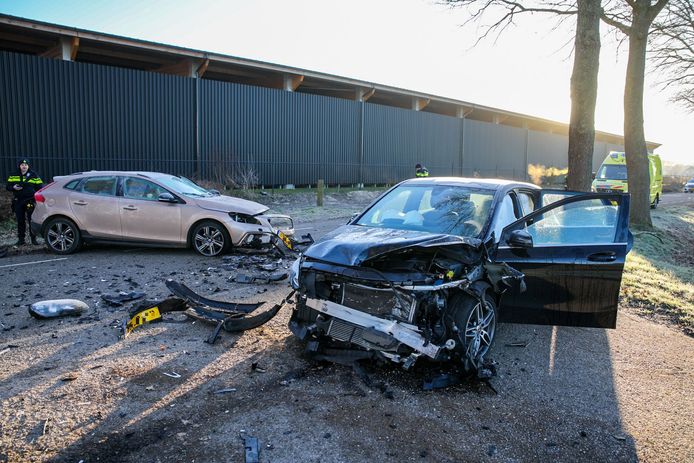Twee auto's botsen hard op elkaar in Hattemerbroek; vrouw gewond naar ziekenhuis | Oldebroek | AD.nl