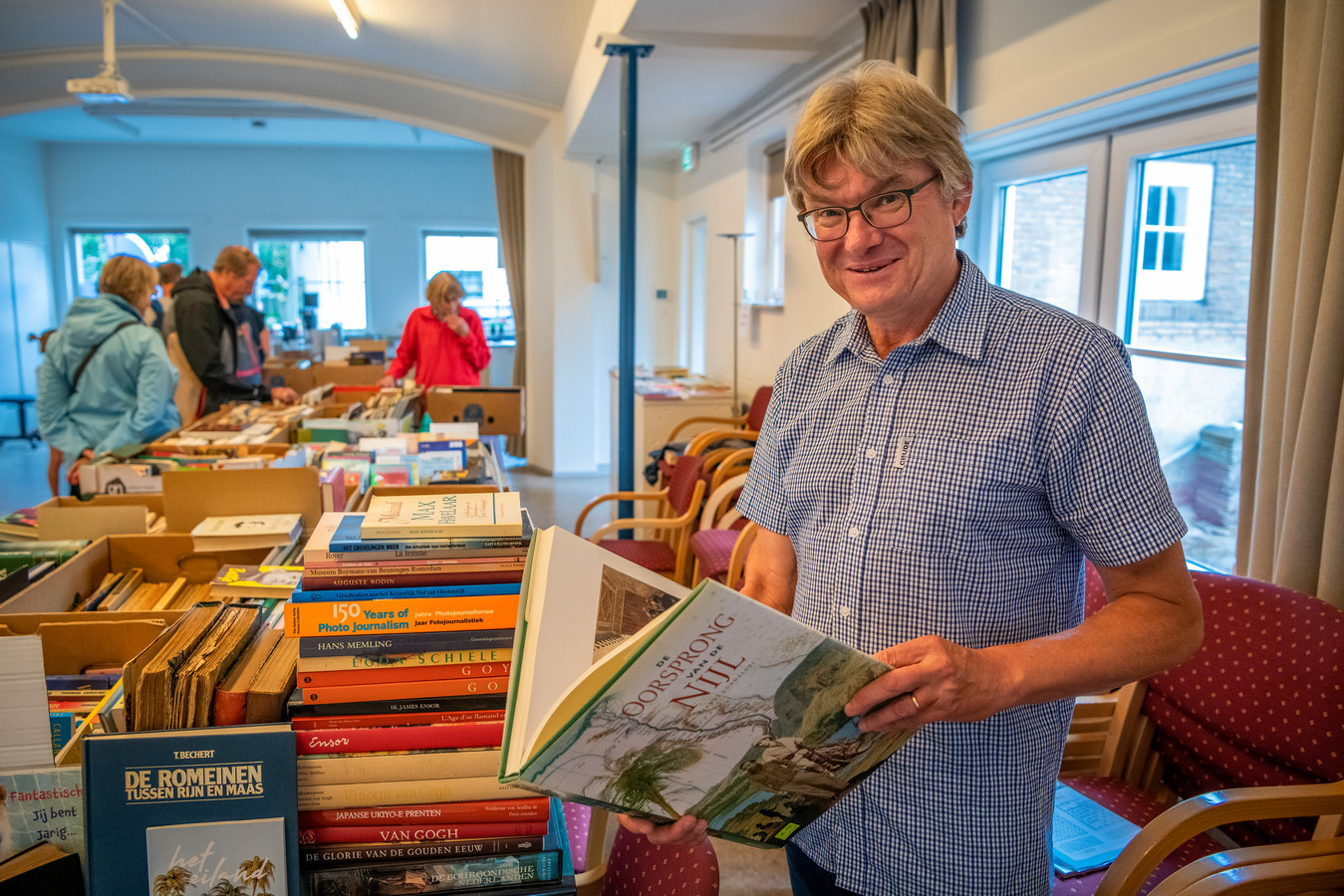 Boekenmarkt Cadzand is ook voor niet-lezers interessant | Foto | hln.be