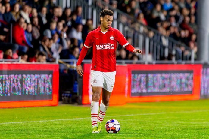 Jevon Simons is topscorer en de man in vorm bij de beloften van PSV en ...