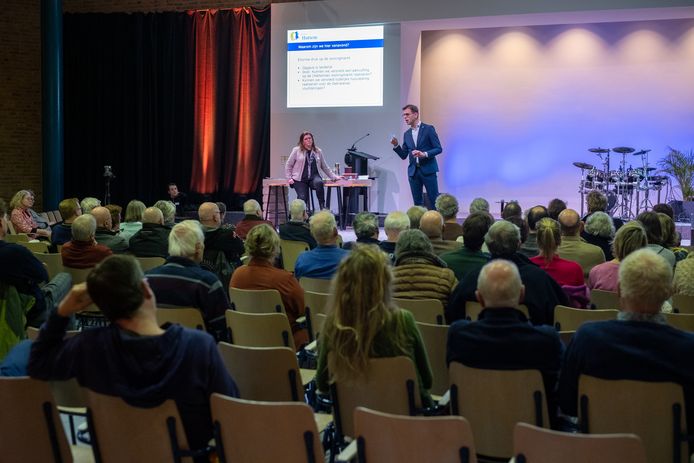 In zaal vol gemor stond Ties op vóór vluchtelingen in Hattem: ‘Een ...