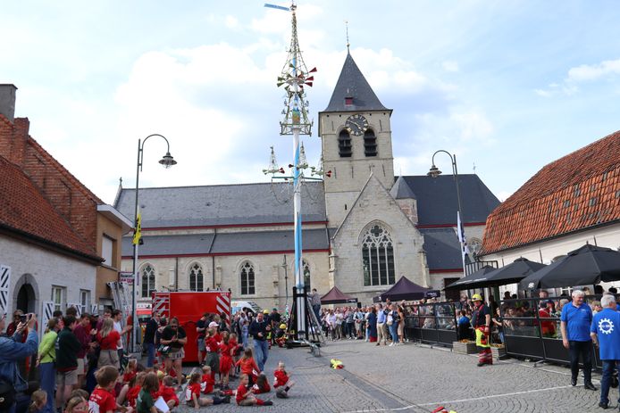 Lebbeke plaats meiboom aan Wiezeplein onder stralende zon | Lebbeke ...