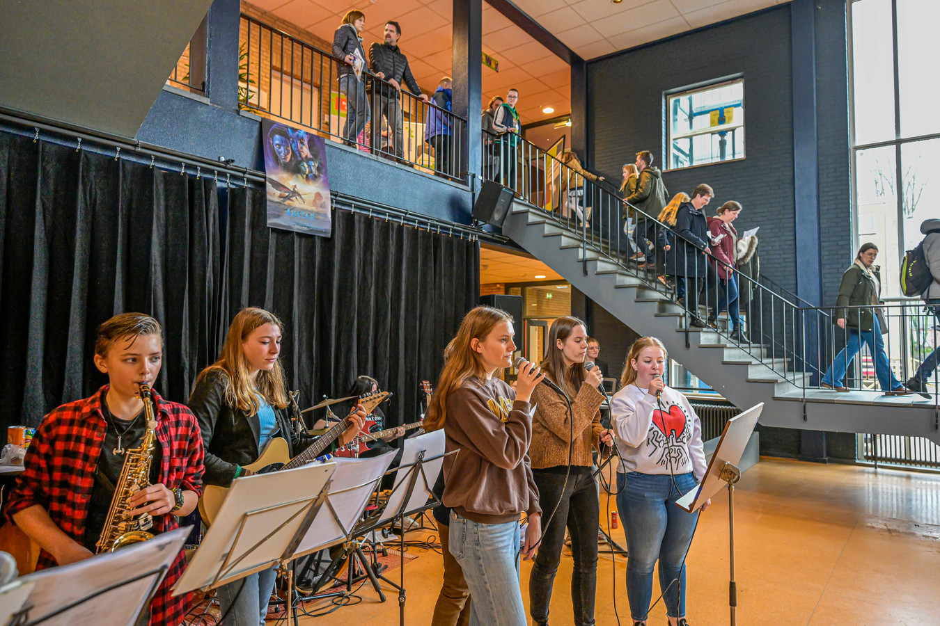 Potentiële leerlingen kijken ogen uit bij open dag Markland College ...