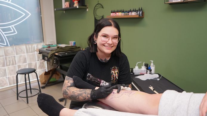 Miss Tattoo Amber (25) opent eigen studio: “Het stigma is helemaal verdwenen. Jongeren kiezen ...
