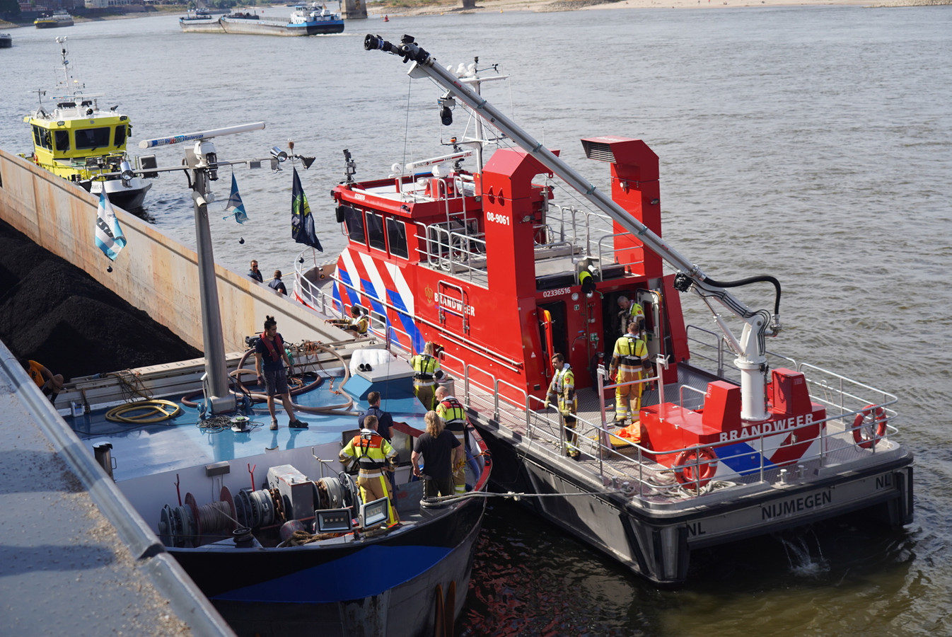 Schip lekgeslagen in de Waal bij Nijmegen, brandweer pompt water uit ... Schip lekgeslagen in de Waal bij Nijmegen, brandweer pompt water uit ...