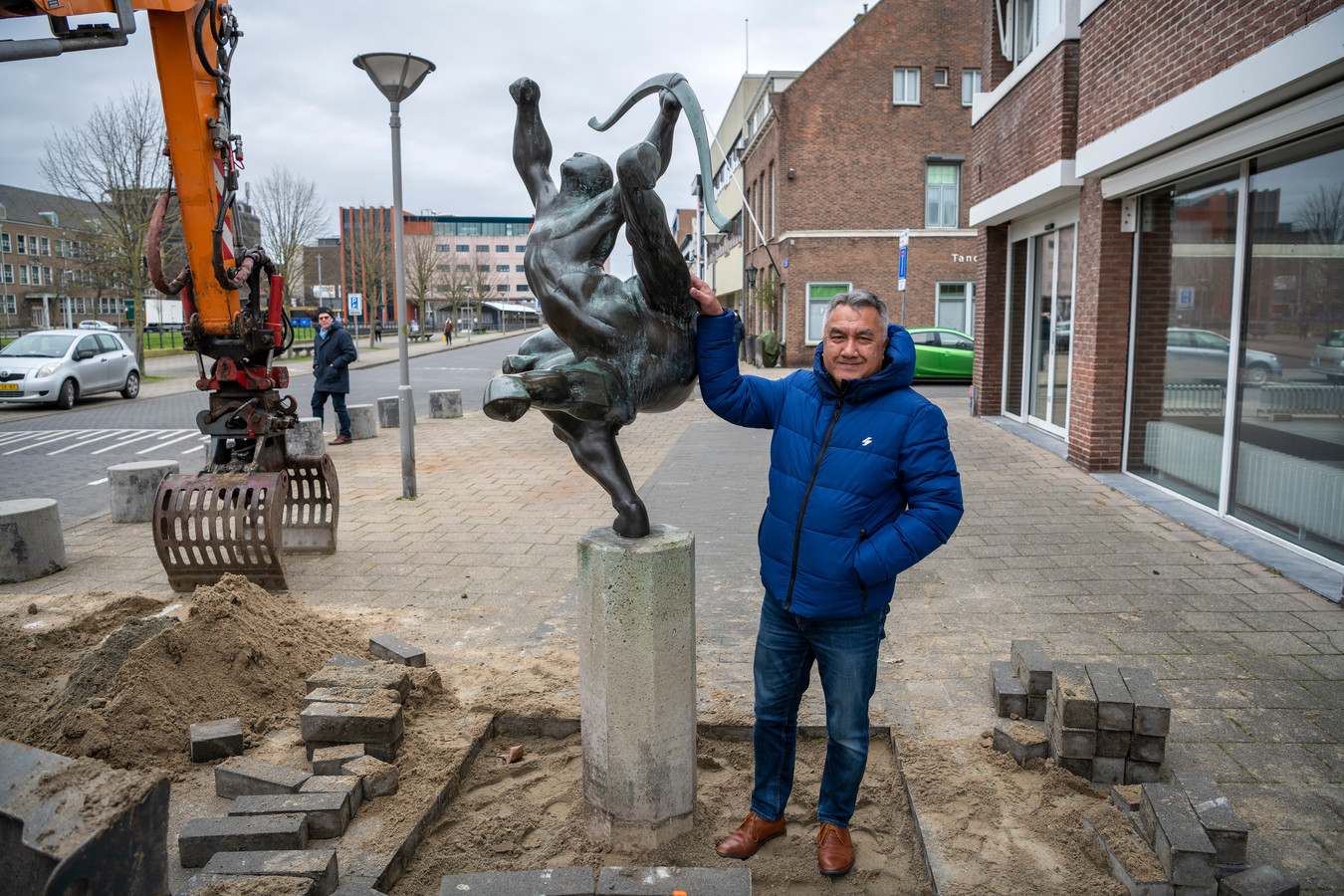Bronzen beeld ‘de Boogschutter’ is terug in Terneuzen | Foto | hln.be