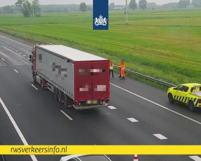 Kapotte vrachtwagen op A27 zorgt voor ruim uur vertraging | Gorinchem | AD.nl