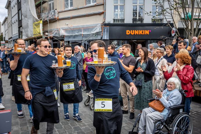 JENEVERFEESTEN. Borrelglaasjes vullen en snelwandelen... Duizenden toeschouwers volgen ...