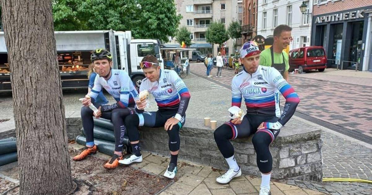 Peter Sagan verkent WK-parcours en stopt voor wafel op markt van Temse ... Peter Sagan verkent WK-parcours en stopt voor wafel op markt van Temse ...
