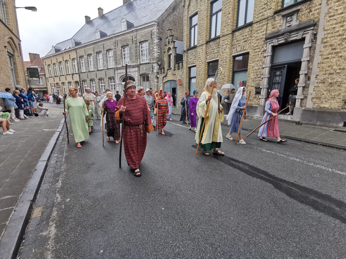 IN BEELD. Veurne beleeft zijn jaarlijkse hoogdag dankzij Boetprocessie | Foto | hln.be