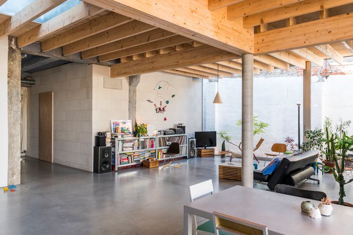 Een donker zeefdrukatelier werd een patiowoning vol licht voor Philippe ...