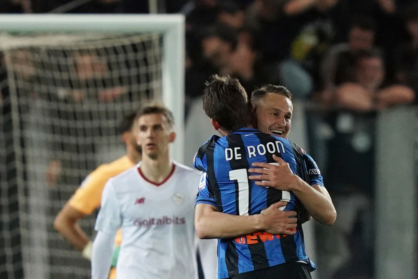 De Roon sneert naar Mourinho met sleutelhanger na zege op AS Roma ... De Roon sneert naar Mourinho met sleutelhanger na zege op AS Roma ...