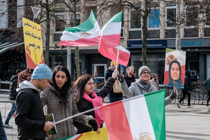 Protest op Groenplaats tegen regime in Iran: “Familieleden in Iran ...