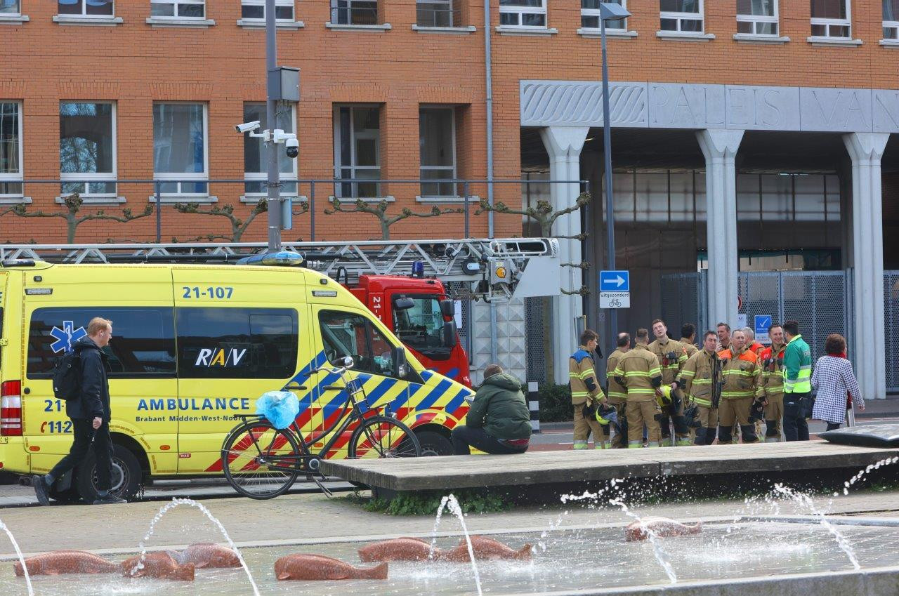 Glazenwassers op grote hoogte zitten ruim twee uur vast bij van ... Glazenwassers op grote hoogte zitten ruim twee uur vast bij van ...