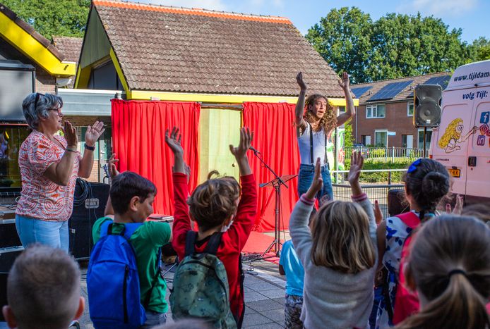 130 leergierige Zeeuws-Vlaamse kinderen stappen over de rode loper de ...