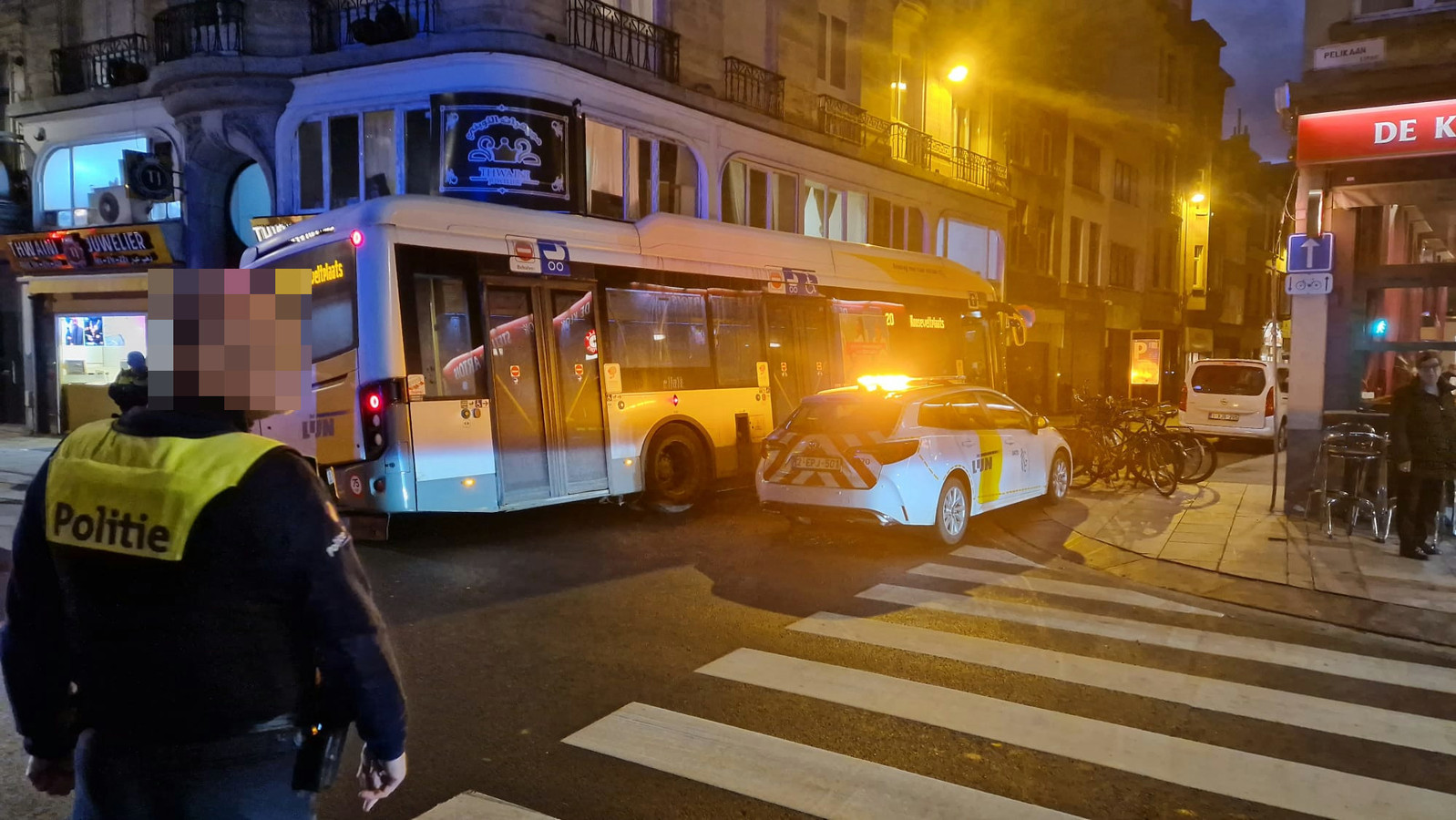 Lijnbus rijdt zich vast in put in wegdek achter Centraal Station ...